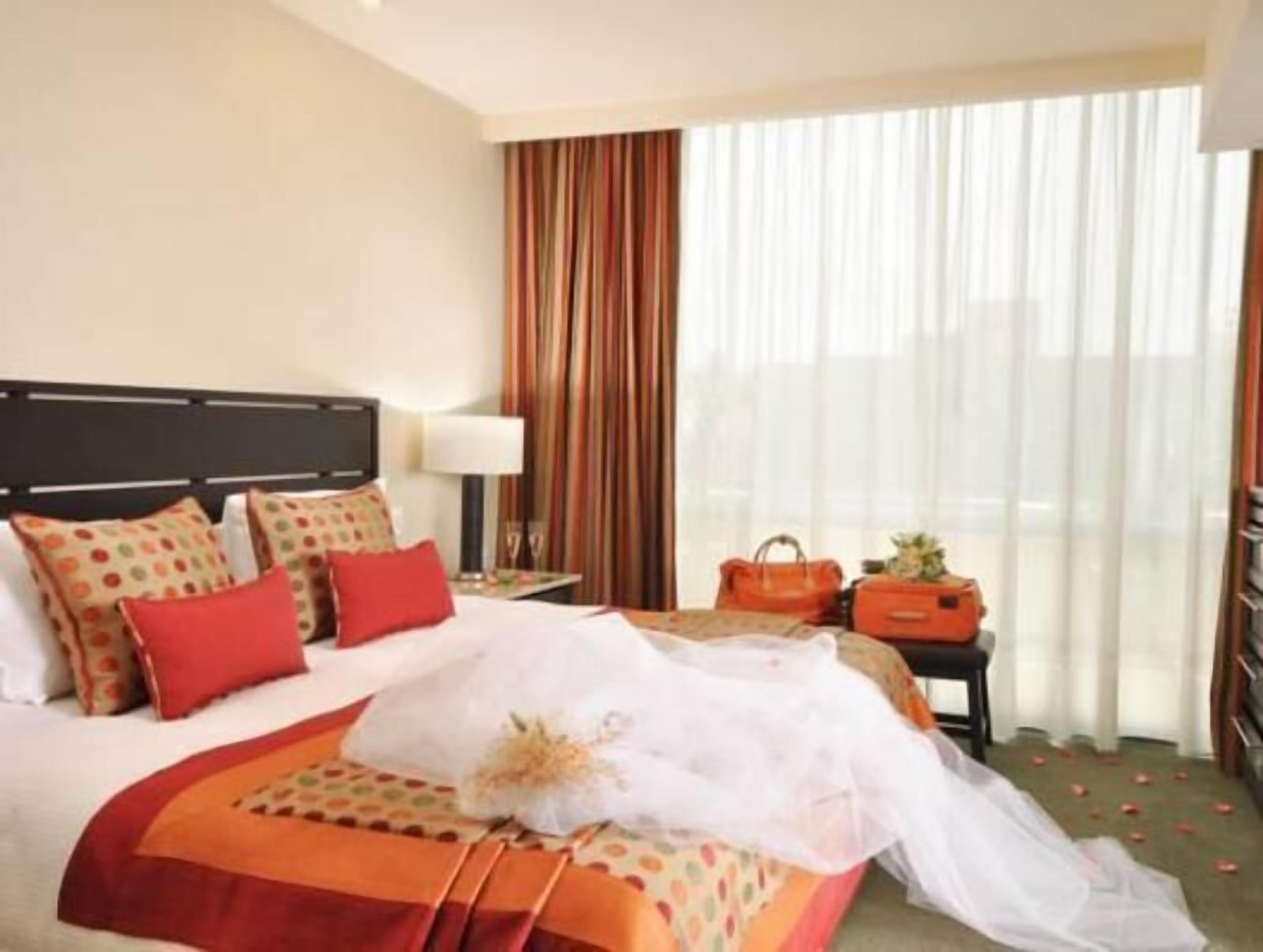 Frigobar, cofres nos quartos, escrivaninha, cortinas blackout