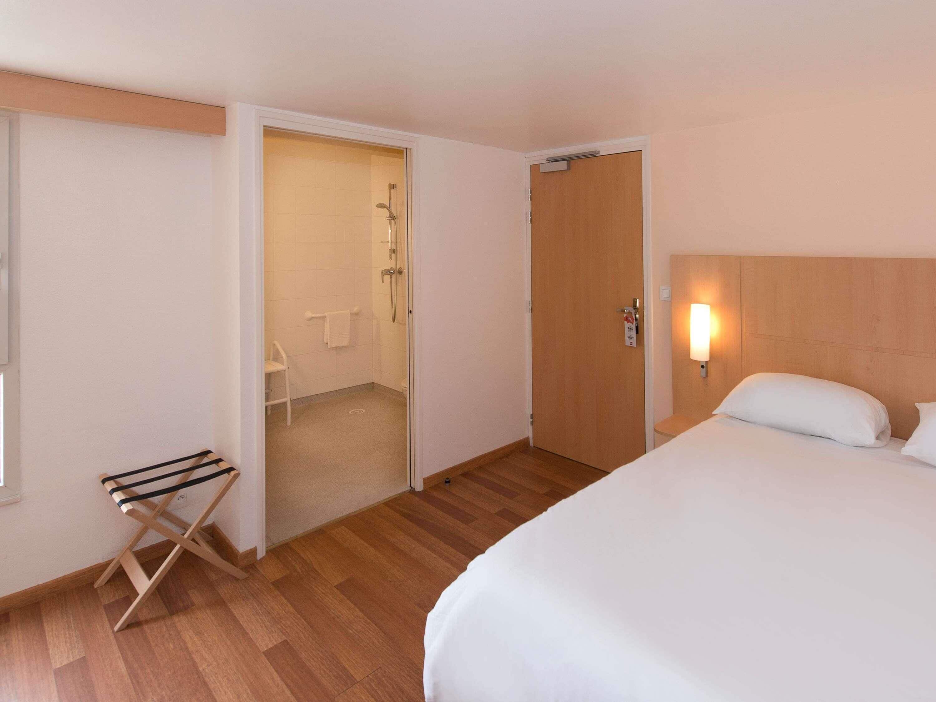 Quarto Standard (Accessible) | Secretária, cortinas/cortinados opacos, ferro/tábua de engomar 