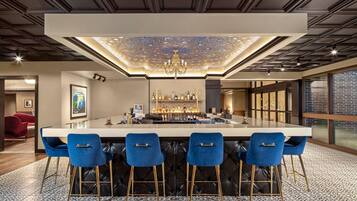 3 bares/lounges, um bar junto à piscina