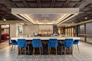 3 bares/lounges, um bar junto à piscina 