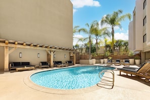 Piscina externa, guarda-sóis, espreguiçadeiras