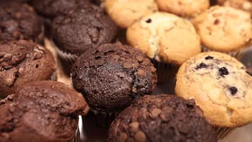 Diversidade de muffins em vários formatos e tamanhos.