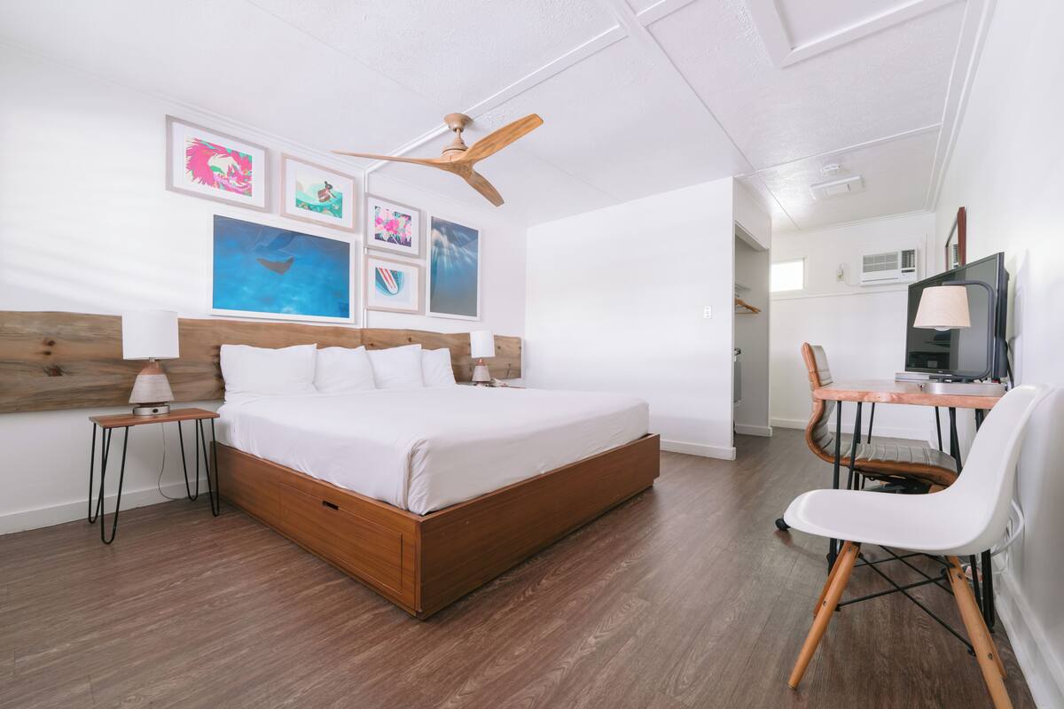 Quarto, 1 cama king-size, polibã adaptado para cadeiras de rodas, junto à piscina | Secretária, secretária adequada para computadores portáteis