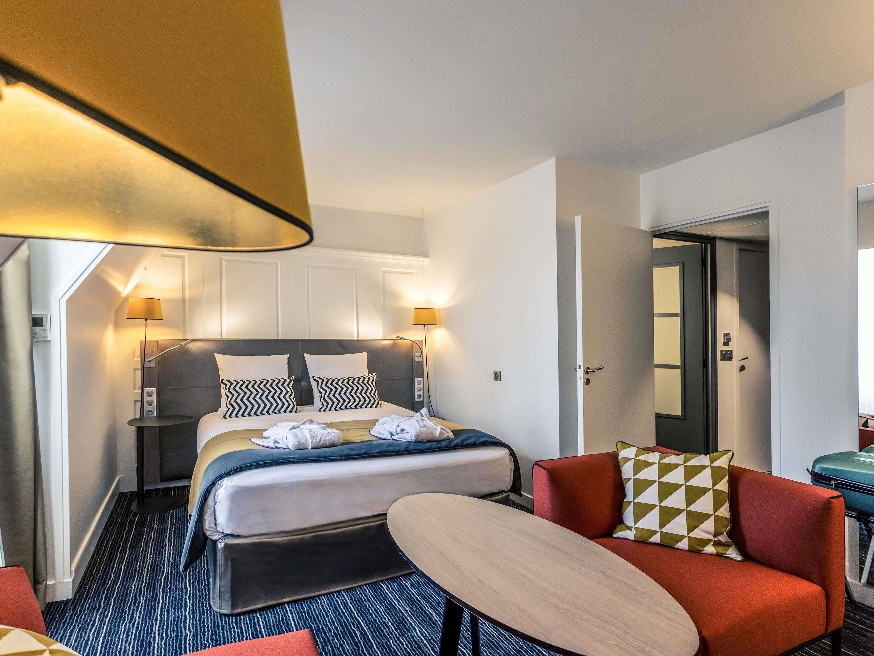 Quarto Privilege, Quarto Duplo Júnior, 1 cama de casal e sofá-cama | Roupa de alta qualidade, minibar, cofre no quarto, secretária 