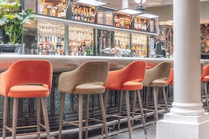 2 bares/lounges