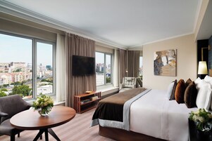 Roupas de cama premium, camas com colchões pillow-top, frigobar