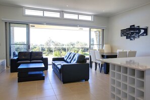 Apartamento Superior, 4 quartos | Sala | Televisor LCD de 40 polegadas com canais digitais, televisor 