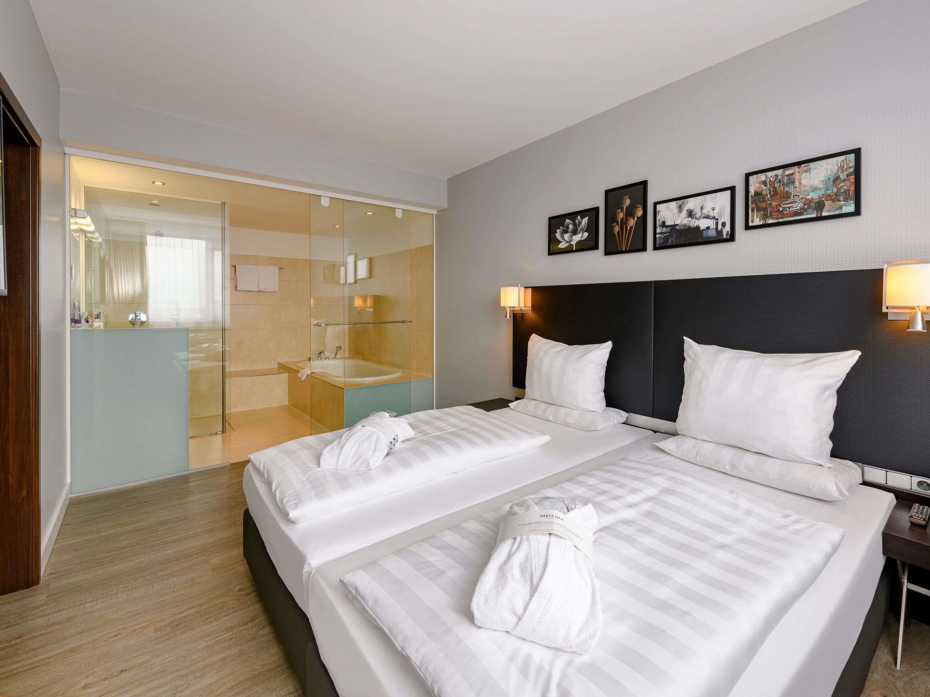 Suíte júnior, 1 cama de casal (private bathroom with shower and tub) | Roupas de cama antialérgicas, cofres nos quartos, escrivaninha