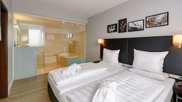 Suíte júnior, 1 cama de casal (private bathroom with shower and tub) | Roupas de cama antialérgicas, cofres nos quartos, escrivaninha