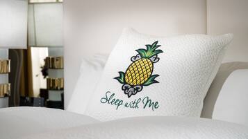 Almofada branca com desenho de abacaxi e a frase 'Sleep with Me'.