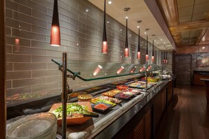 Pequenos-almoços, almoços, jantares servidos, cozinha americana 