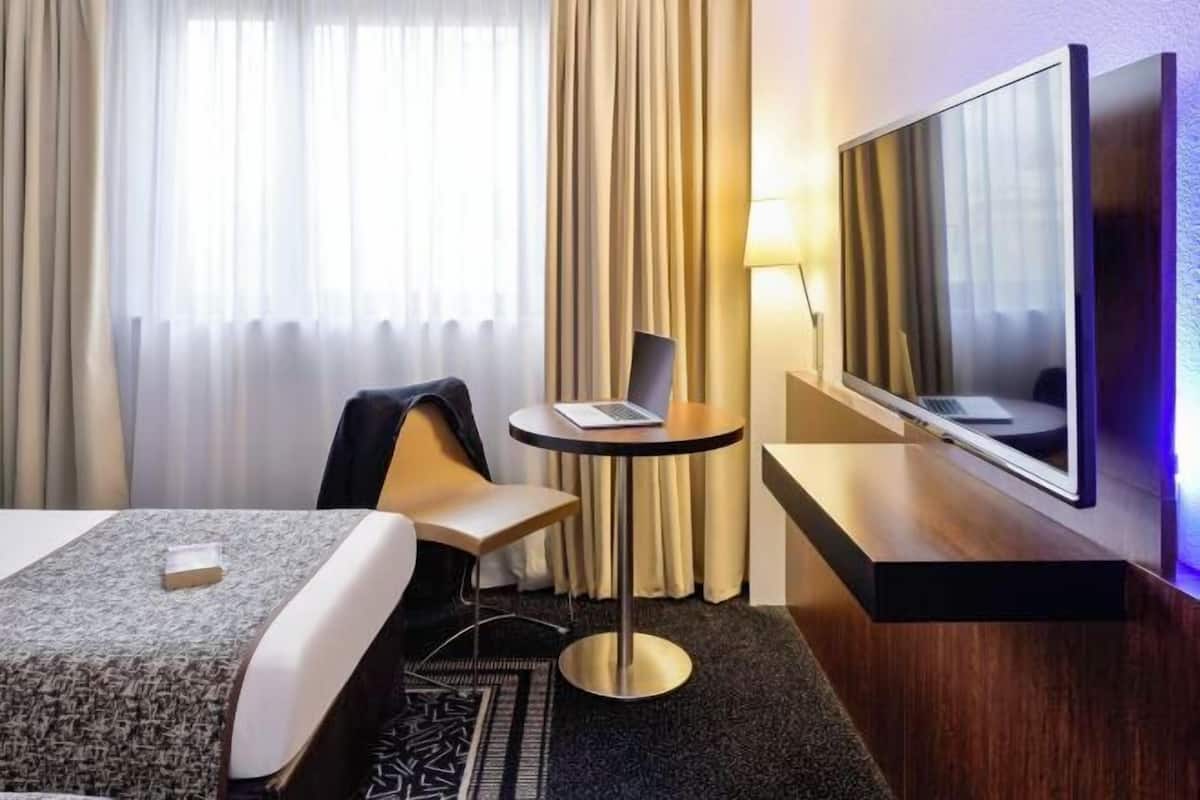 Roupa de alta qualidade, minibar, cofre com capacidade para portátil