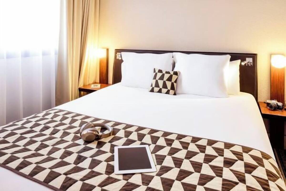 Roupa de alta qualidade, minibar, cofre com capacidade para portátil
