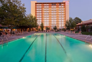 Piscina exterior sazonal, da(s) 10:00 à(s) 20:00, guarda-sóis 