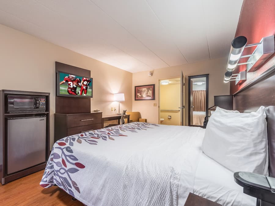 Cofres nos quartos, escrivaninha, cortinas blackout, berços grátis