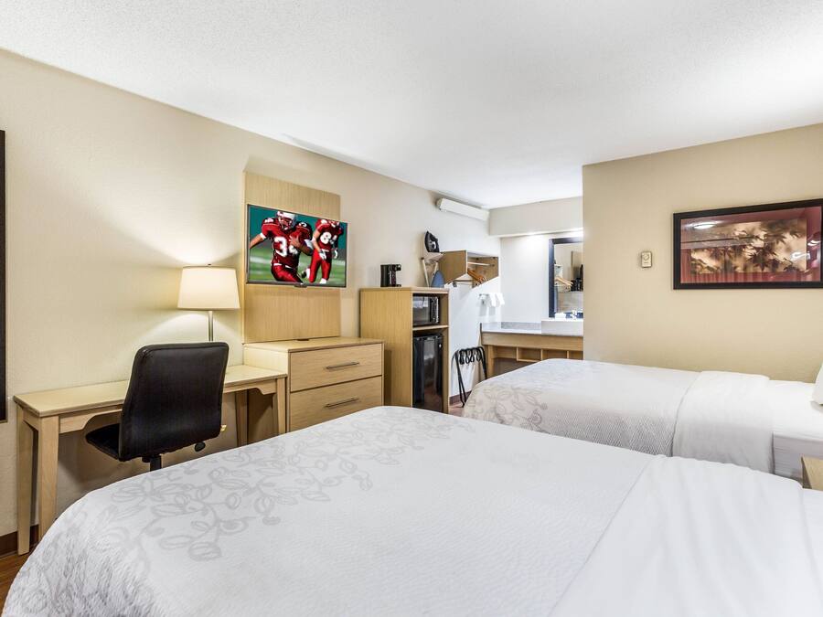 Quarto Deluxe, 2 camas de casal (Smoke Free) | Secretária, cortinas/cortinados opacos, ferro/tábua de engomar