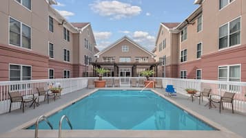 Piscina exterior sazonal, guarda-sóis, espreguiçadeiras