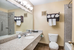Quarto, 2 camas de casal, acessível, para não fumantes | Banheiro | Chuveiro/banheira combinados, produtos de toalete grátis