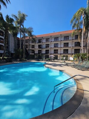 Piscina exterior, guarda-sóis, espreguiçadeiras