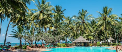 Piscina exterior, espreguiçadeiras