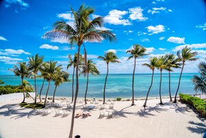Uma praia privada, praia de areia branca, espreguiçadeiras 