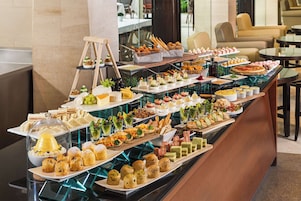 4 restaurantes: servem pequenos-almoços, almoços e jantares