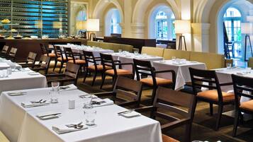 Pequeno-almoço tipo buffet diário mediante uma taxa