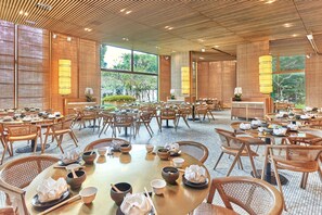 4 restaurantes, pequenos-almoços servidos, cozinha local 