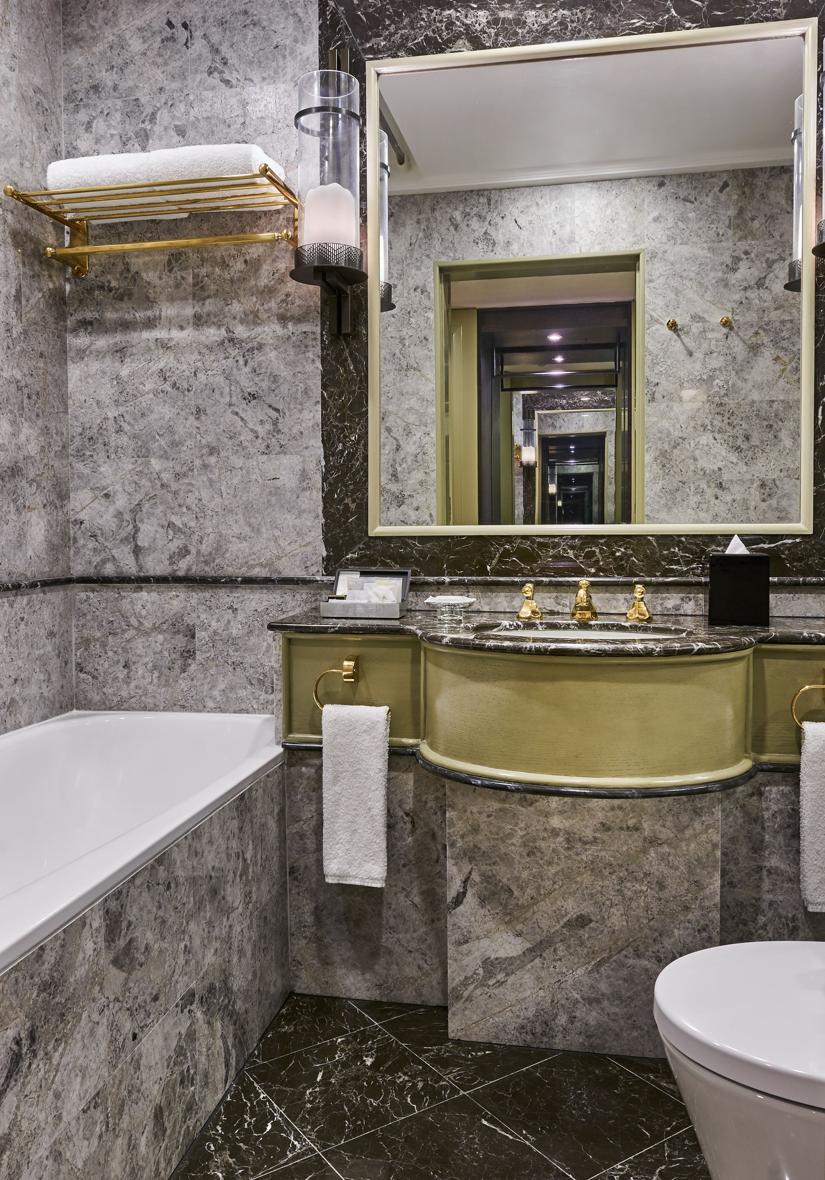 Quarto (Heritage) | Casa de banho | Artigos de higiene pessoal grátis, um secador de cabelo, roupões 