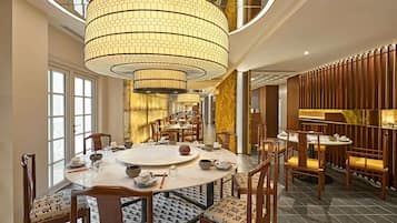 4 restaurantes, com serviço de café da manhã e almoço; culinária local