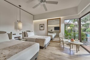 Quarto Deluxe, junto à piscina | Cofre com capacidade para portátil, secretária, ferro/tábua de engomar 