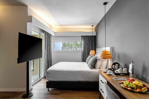 Estúdio Deluxe, varanda | Cofre no quarto, secretária, cortinas/cortinados opacos 