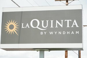 Placa de identificação da La Quinta by Wyndham.