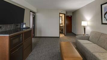 Suite, 2 camas queen-size, acessível, frigorífico e micro-ondas (Sofabed, Roll In Shower) | Secretária, cortinas/cortinados opacos, ferro/tábua de engomar