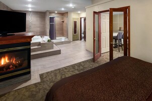 Edredões de penas, cofre no quarto, secretária 