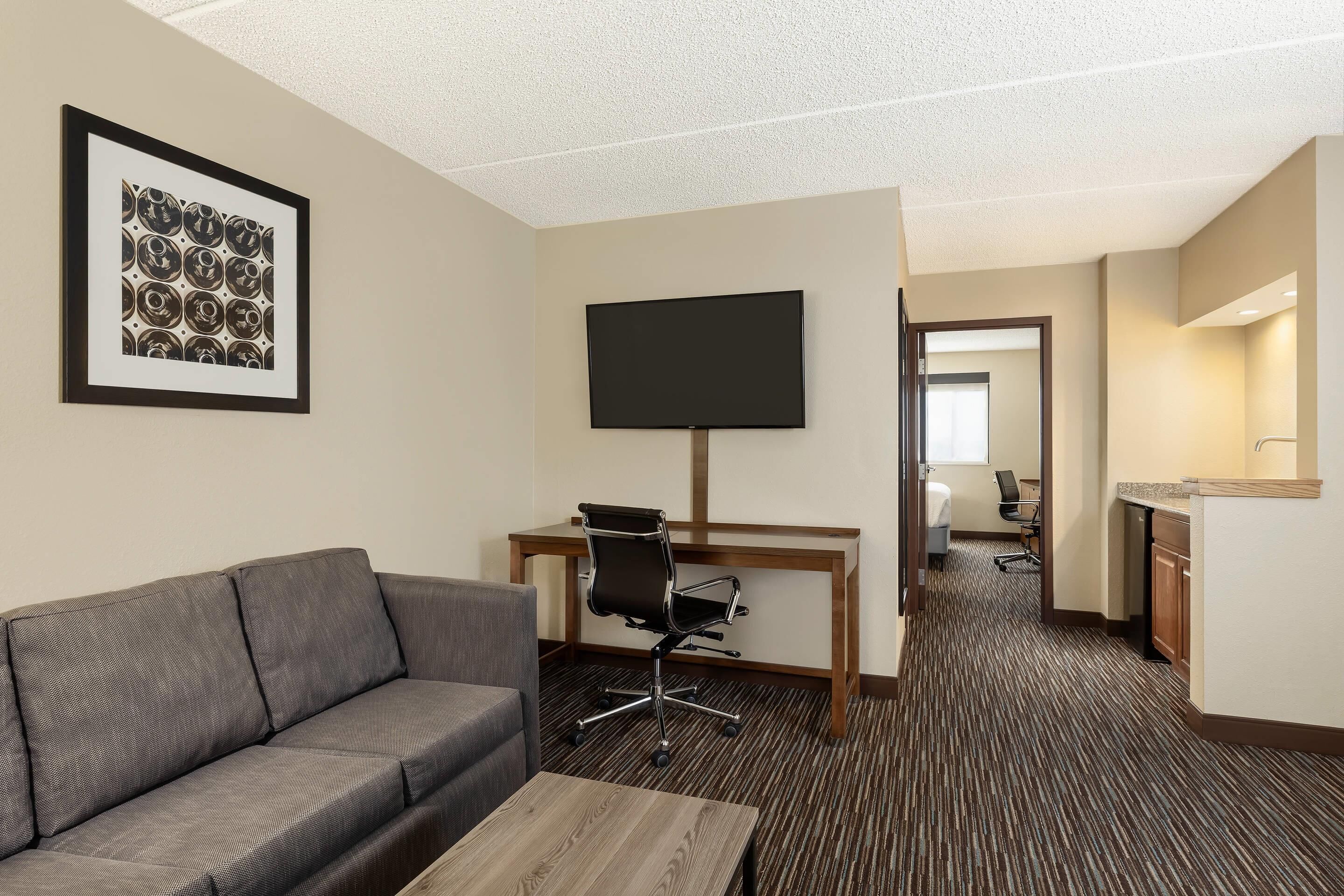 Suíte, 1 cama King e sofá-cama, para não fumantes | Roupas de cama premium, ferros/tábuas de passar roupa, Wi-Fi de cortesia