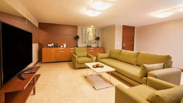 Executive Suite - Free SPA Access | 1 quarto, roupa de alta qualidade, cofre no quarto, secretária