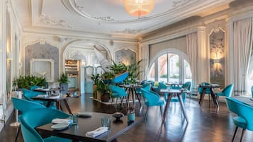 3 restaurantes, almoços servidos