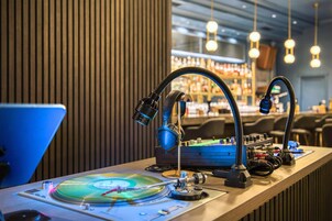 Serve almoços, jantares e happy hour 