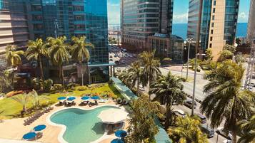 Piscina exterior, guarda-sóis