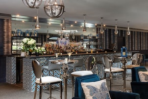 2 bares/lounges, este bar com transmissão de jogos em direto