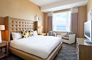 Roupa de alta qualidade, edredões de penas, cofre no quarto 