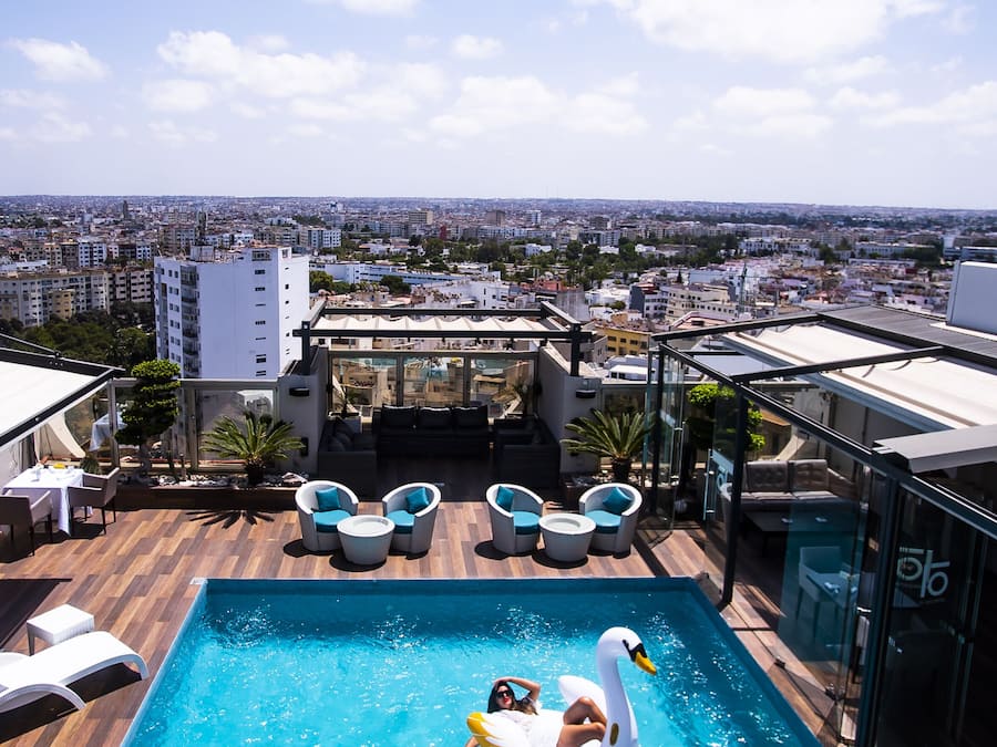 Piscina externa, funciona das 10h às 18h, espreguiçadeiras