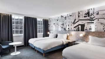 Quarto família | Roupas de cama premium, cofres nos quartos, escrivaninha