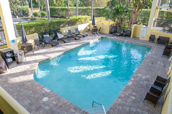 Piscina externa, funciona das 9h às 21h, guarda-sóis, espreguiçadeiras