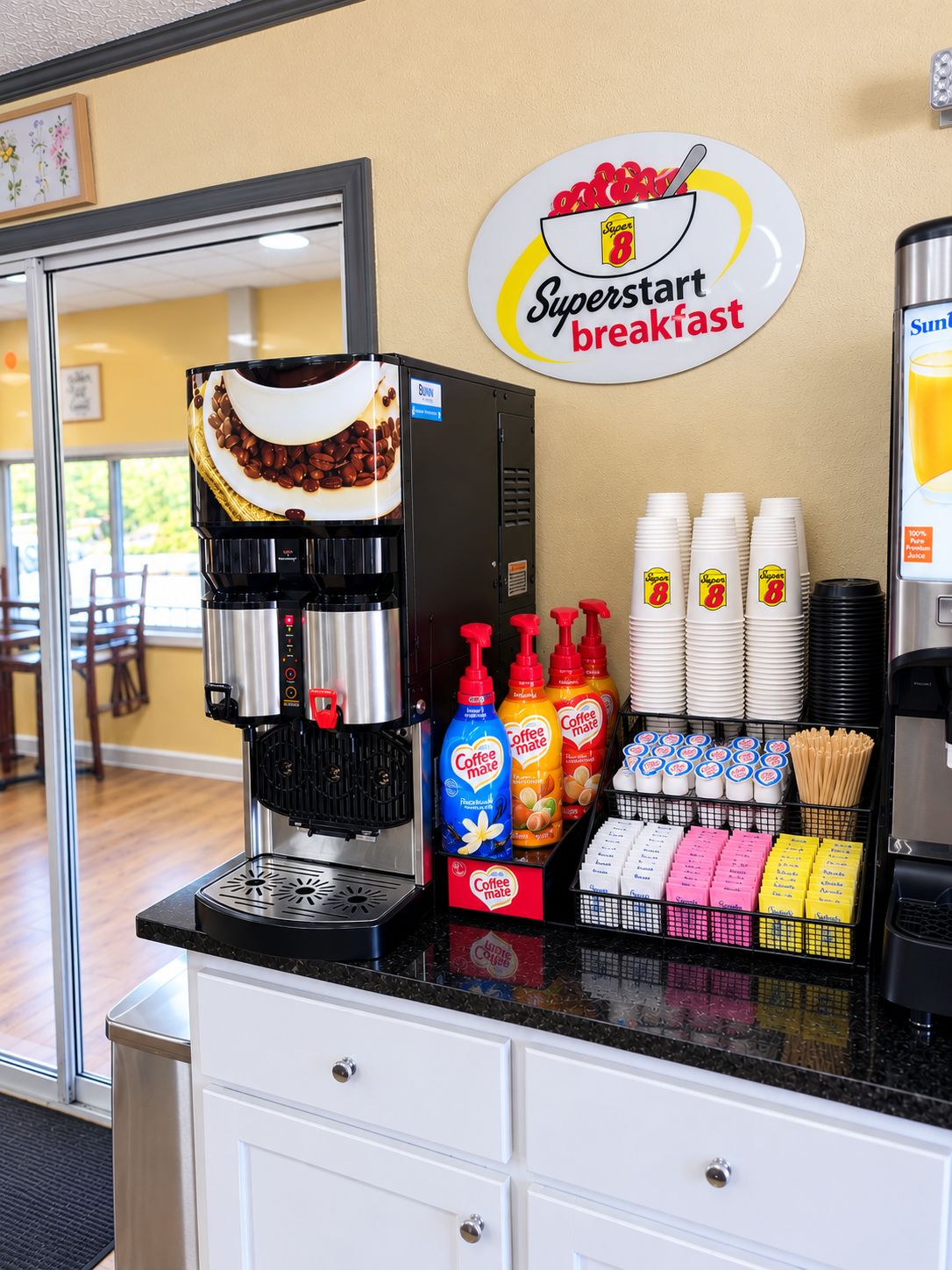 Uma estação de café com máquina de café, xícaras e diversos produtos relacionados.