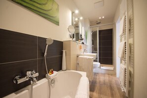 Apartamento conforto, 1 quarto, vista para a cidade | Banheiro | Chuveiro com efeito de chuva, produtos de toalete grátis