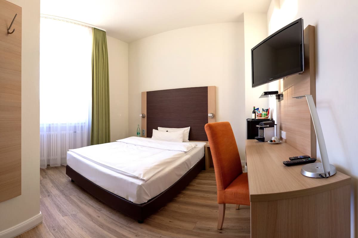 Quarto solteiro standard, no pátio | Roupas de cama premium, edredons de pluma