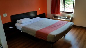 Quarto standard, 1 cama Queen, acessível, para não fumantes | Wi-Fi de cortesia, roupa de cama