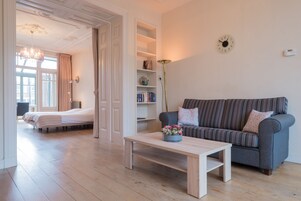 Apartamento Standard (Erasmus, only per stairs) | Sala | Televisor de ecrã plano de 32 polegadas com canais por cabo, televisor 